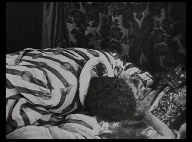 does othello strangle desdemona