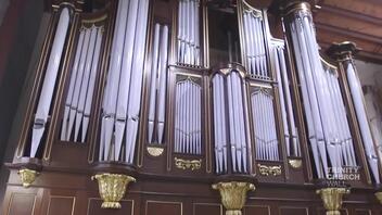 how does a pipe organ work